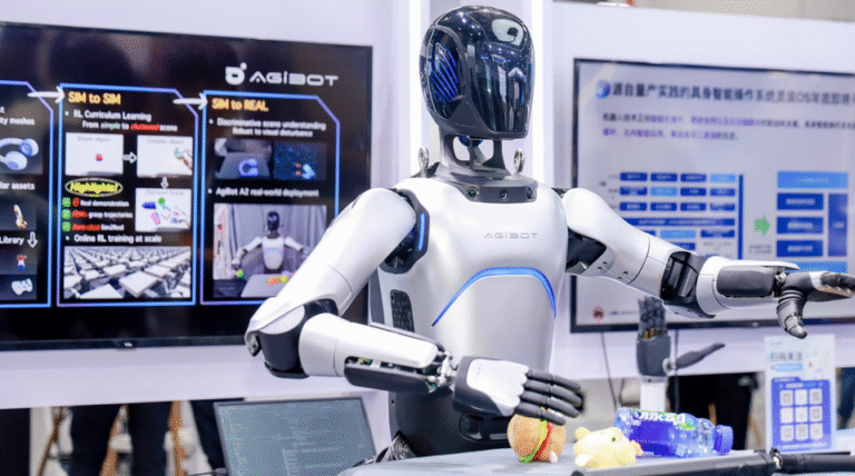 Un robot humanoide chino bate récord tras andar tres días